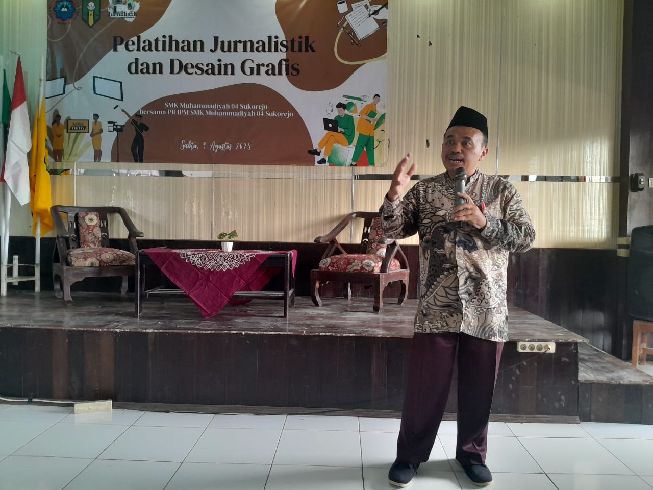 Pelajar Mupat Sukorejo Dilatih Jadi Jurnalis dan Desainer Grafis Handal, Sutadi: Jangan Hanya ...